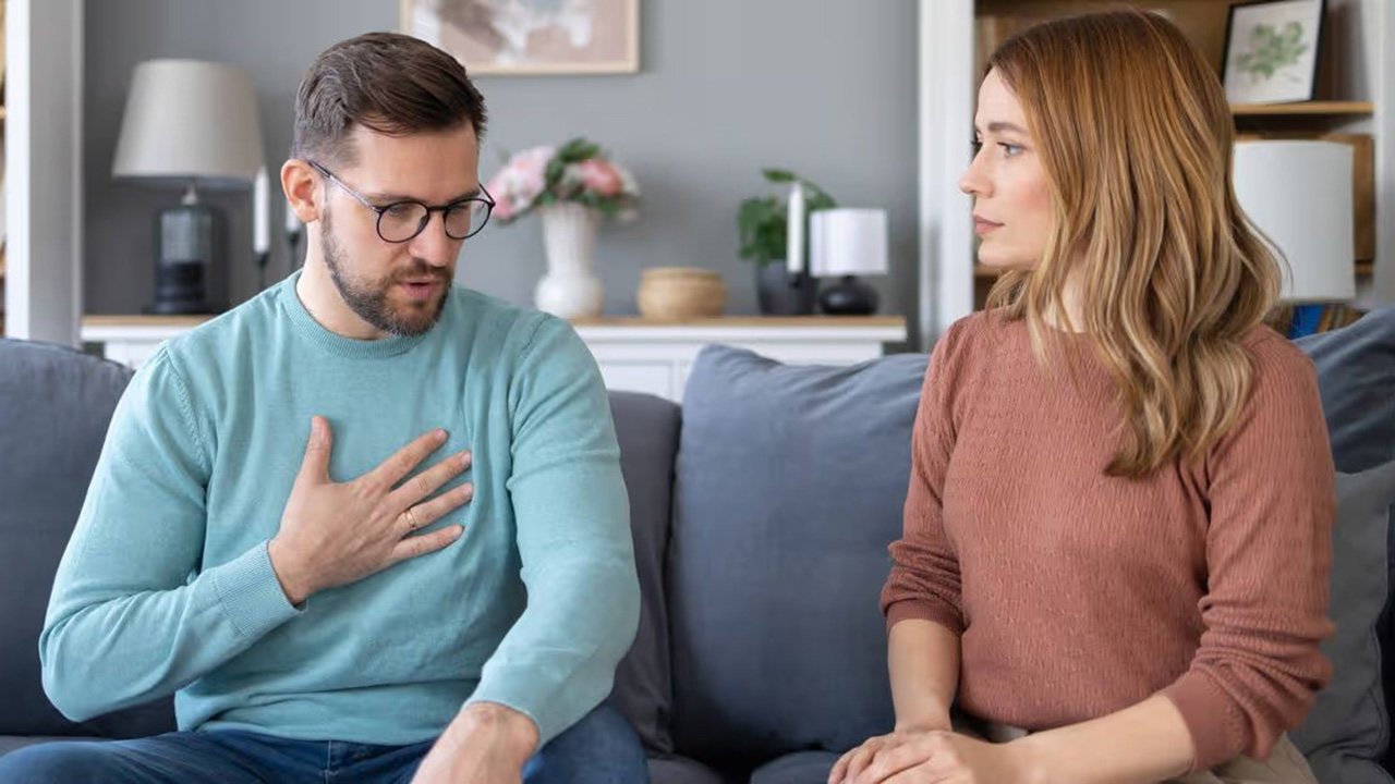 7 signs someone is lying to you, according to experts
