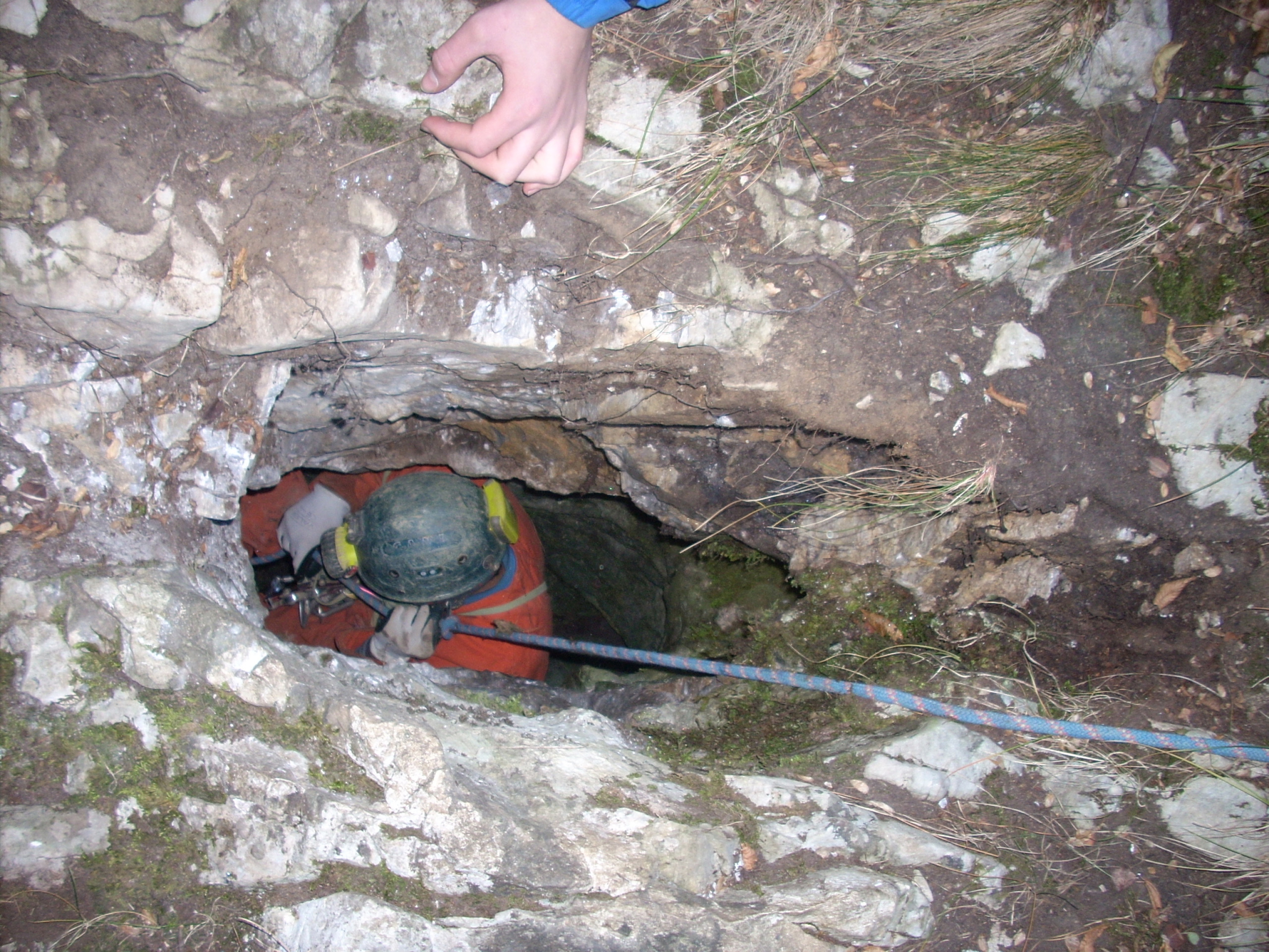 Speleologist trapped in cave rescued after 12 hours