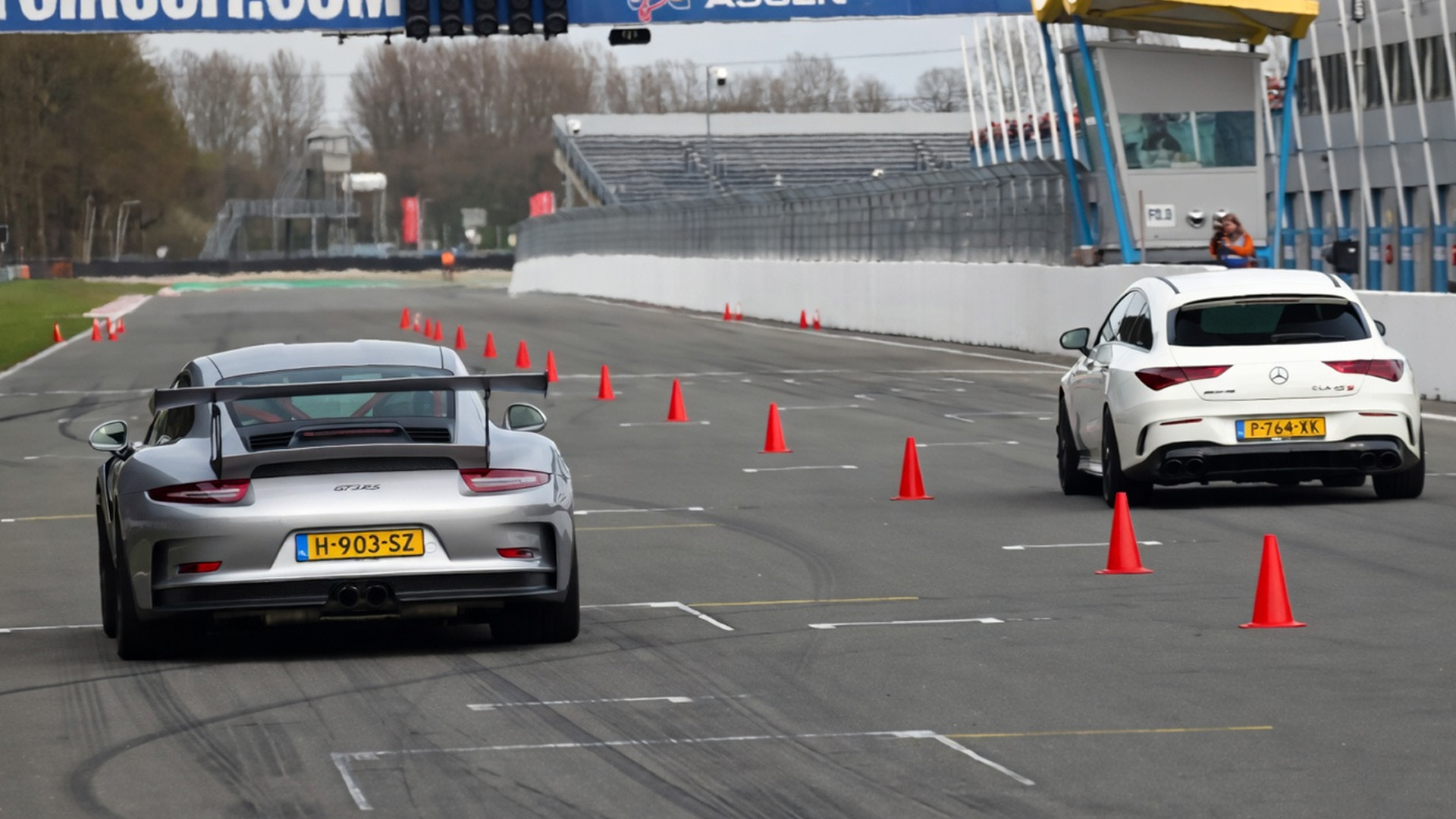 Une Porsche 911 poursuit une CLA 45 S dans une course d'accélération