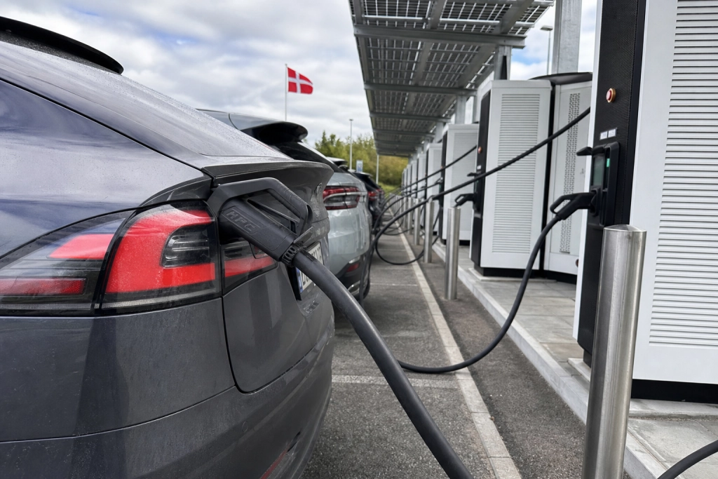 288 nye 400 kW-ladere langs motorvejene: Sådan ser sommerens elbil-tur ud