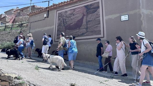 Los murales de arte rupestre de Alacón reciben la visita de usuarios de ...