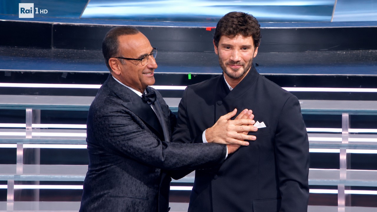 Sanremo 2027, De Martino cambia tutto: via le cover, debutta la serata ...
