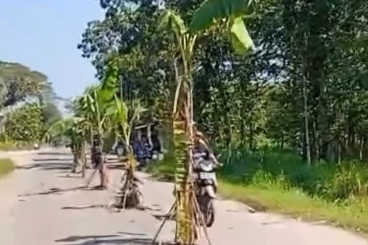 Jalan Cepu-Randublatung rusak, respons Gubernur Ahmad Luthfi picu ...