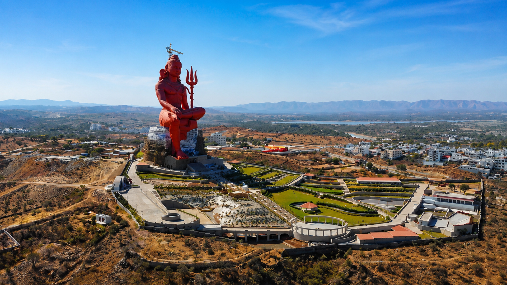 Which giant statue is the most famous in India?