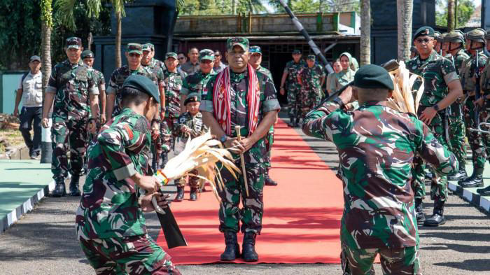 Kunjungan perdana ke 732/Banau, Pangdam XV/Pattimura tekankan disiplin ...