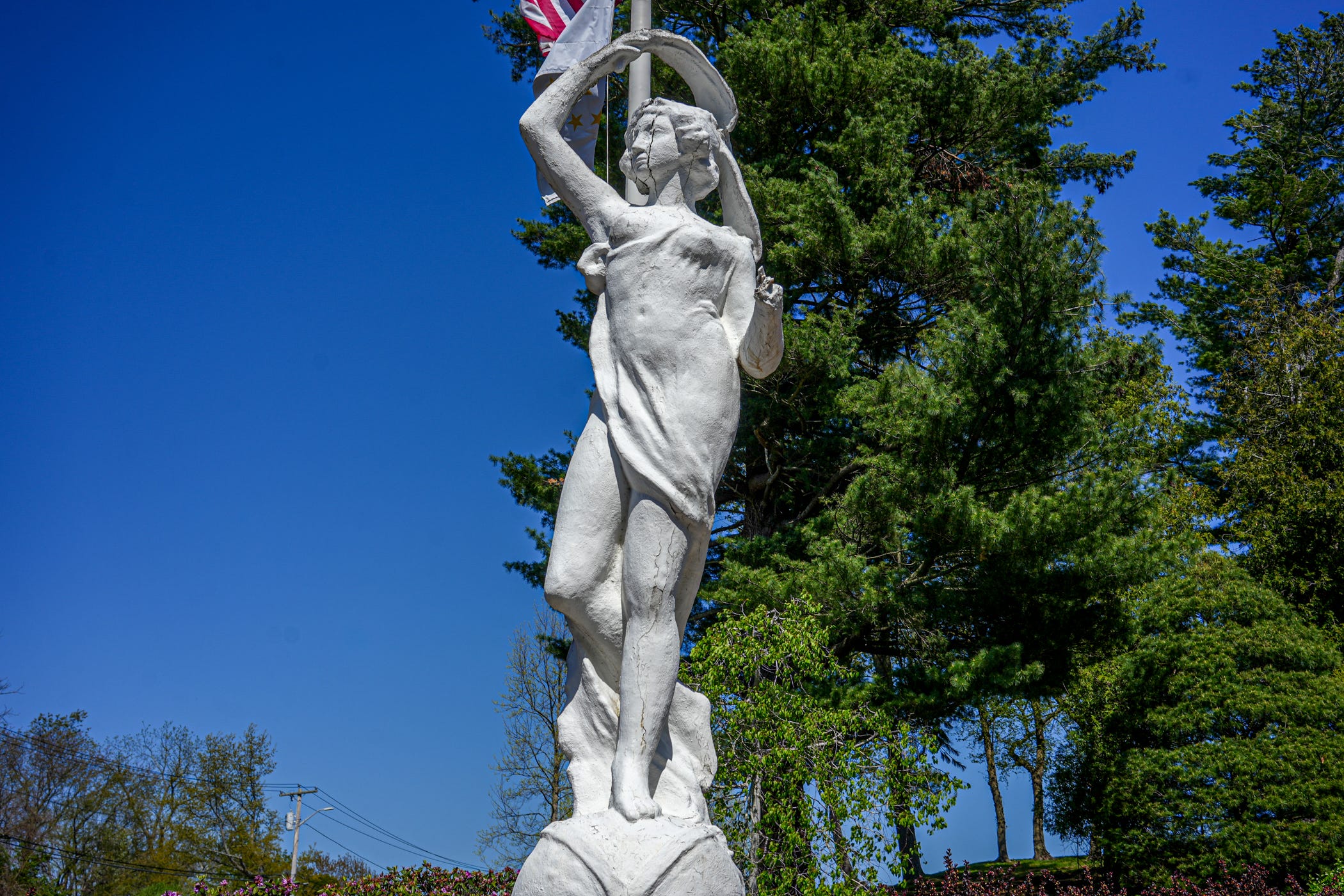 Who is the Greek goddess greeting visitors at Rhodes on the Pawtuxet?