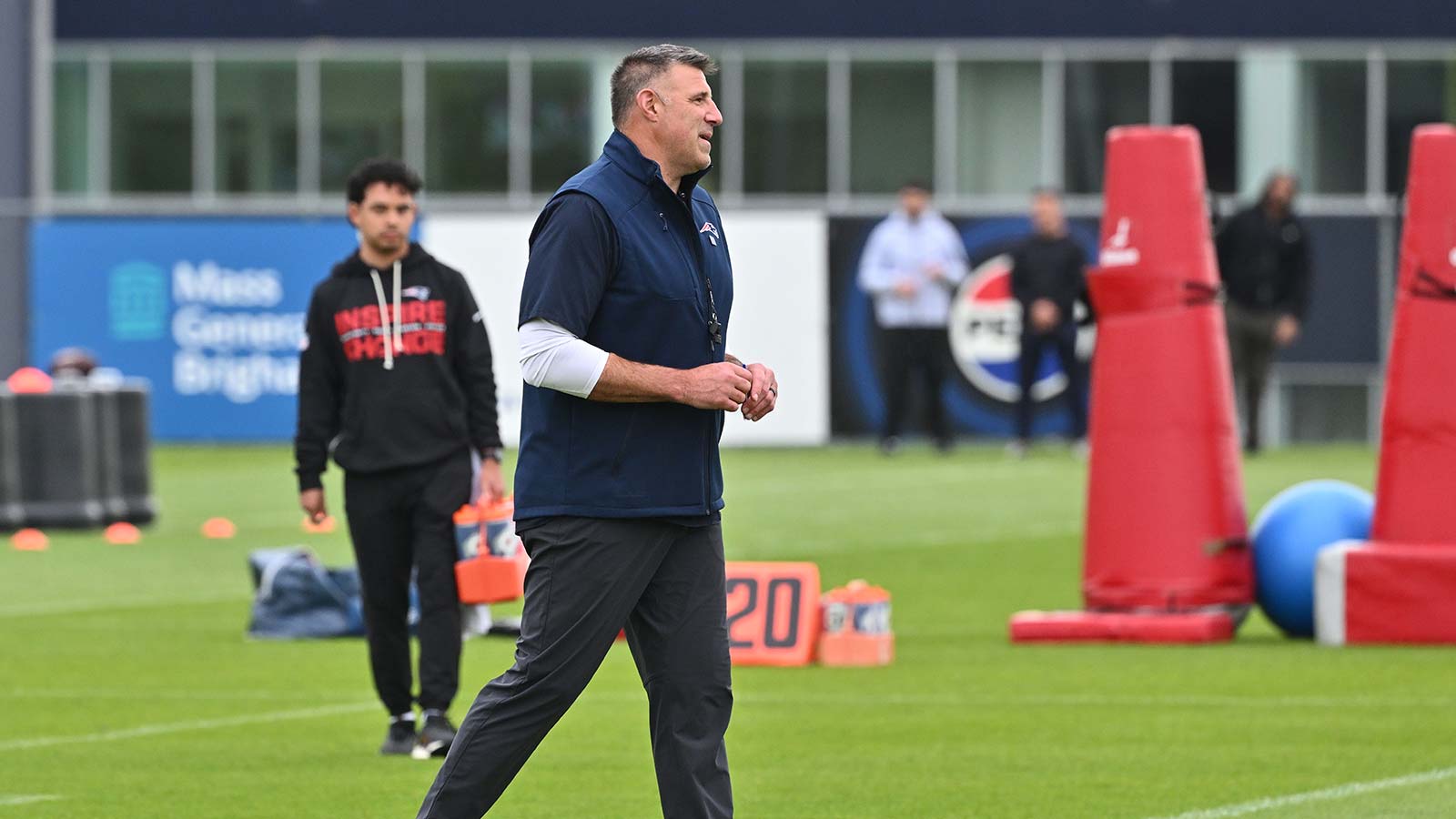 Patriots’ Mike Vrabel gets loud ovation at Drake Maye’s celebrity ...