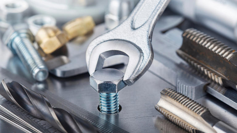 What is the 3-thread rule for fastening bolts?