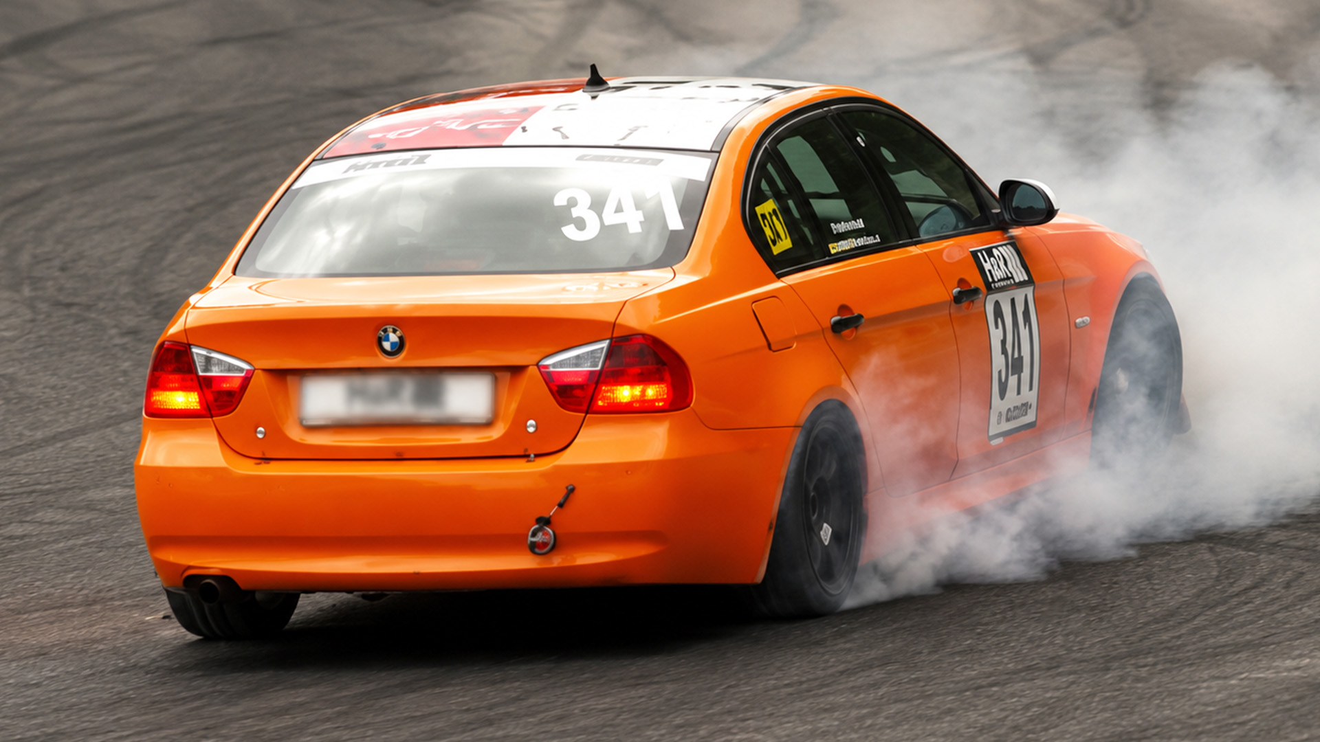 Dikke bandensmoke wijst op problemen tijdens raceactie op de Nürburgring