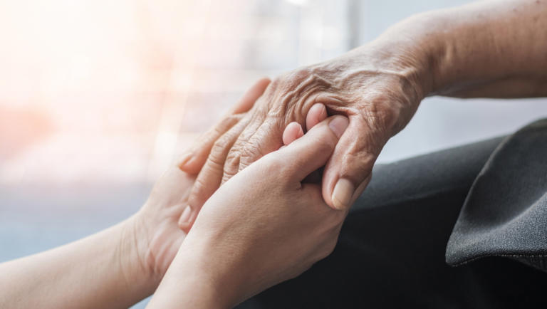 Malati di Alzheimer in Rsa: costi fino a 3mila euro al mese. I numeri ...