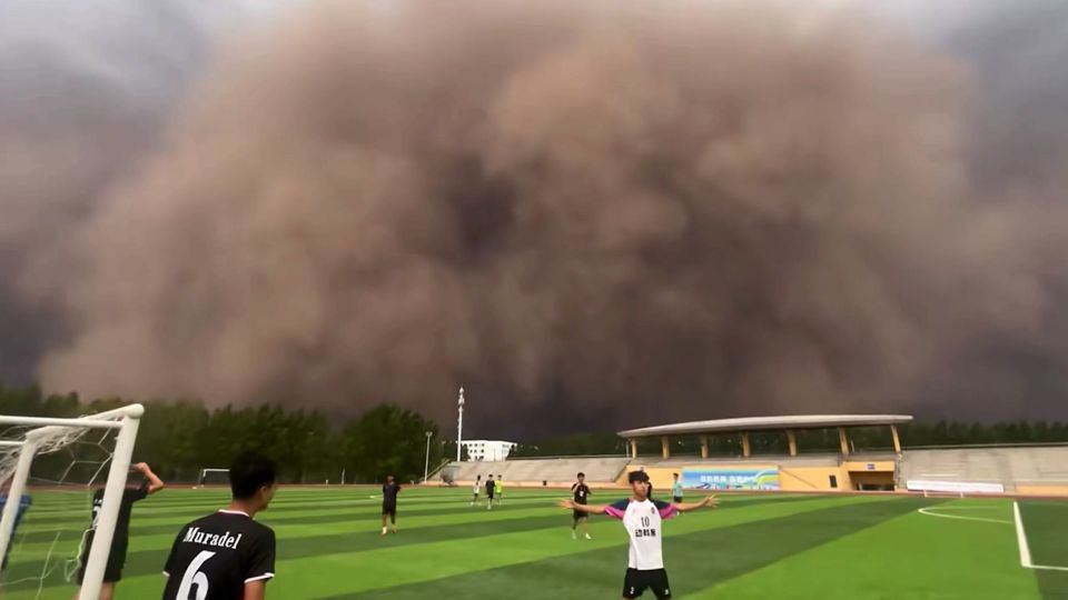 Wall of dust engulfs this Chinese city
