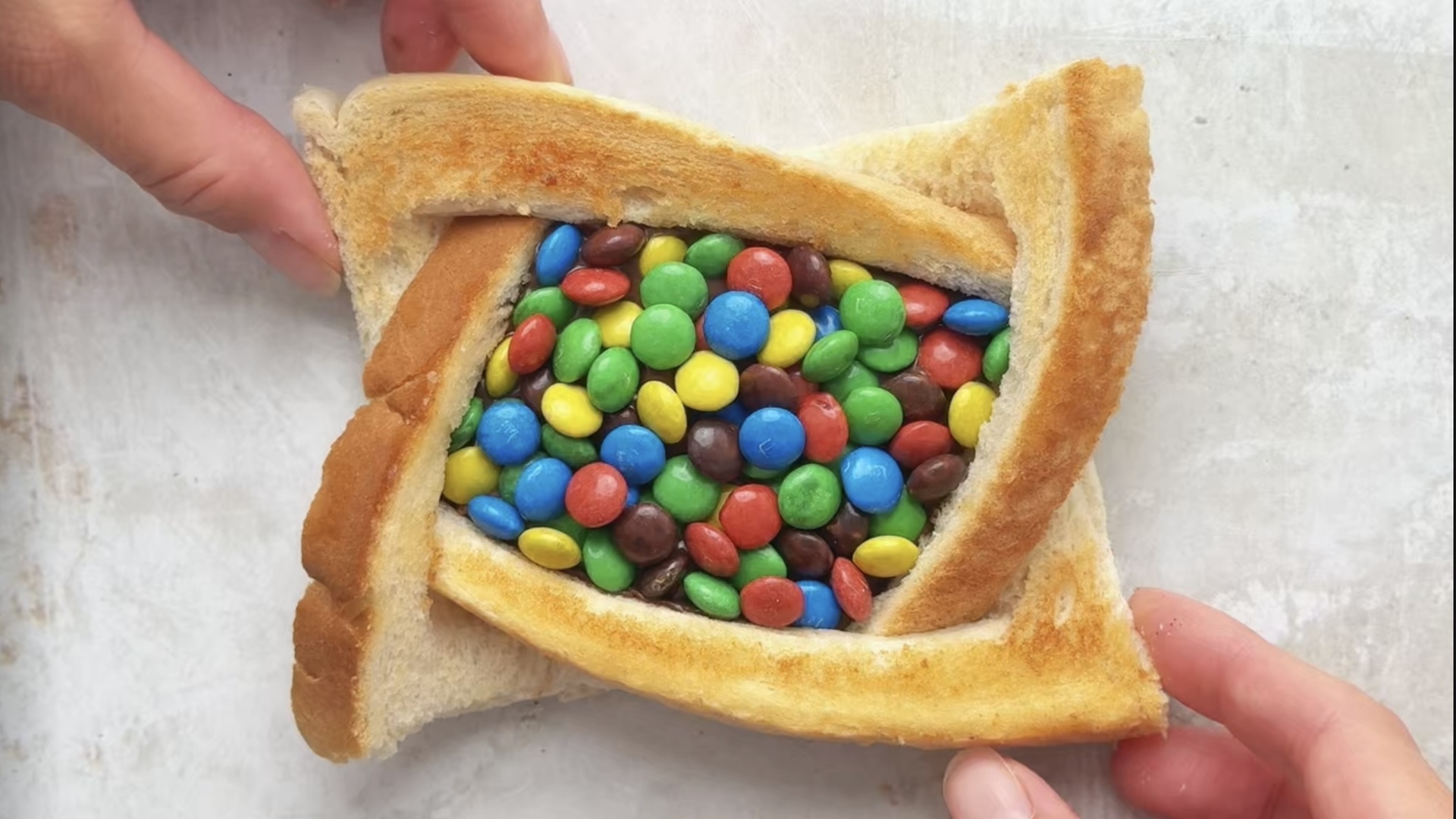 Idea de postre fácil tostada retorcida rellena de M&M's