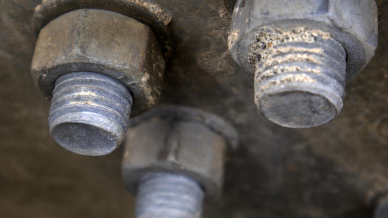 What is the 3-thread rule for fastening bolts?