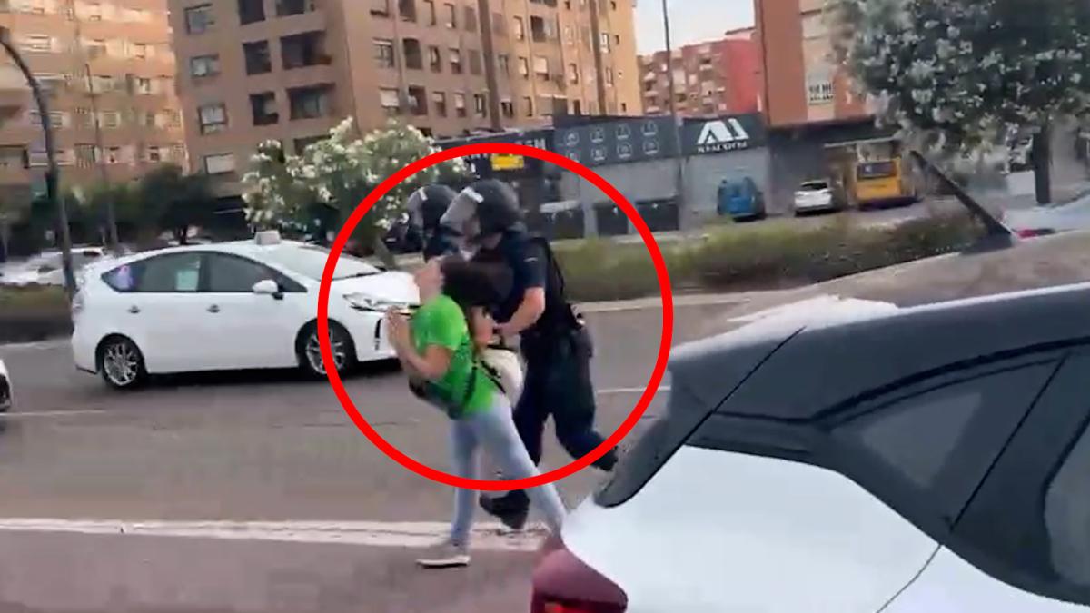 La acción de un policía contra una profesora calienta la huelga de ...