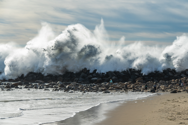 Thousands warned to stay out of water — 'dangerous conditions'