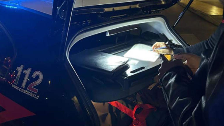 Prende a calci l’ambulanza, si denuda e sputa ai carabinieri: fermato ...