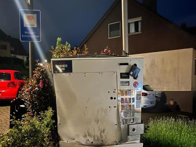 Zigarettenautomat in Warstein gesprengt – Werbeschild fliegt aufs Dach