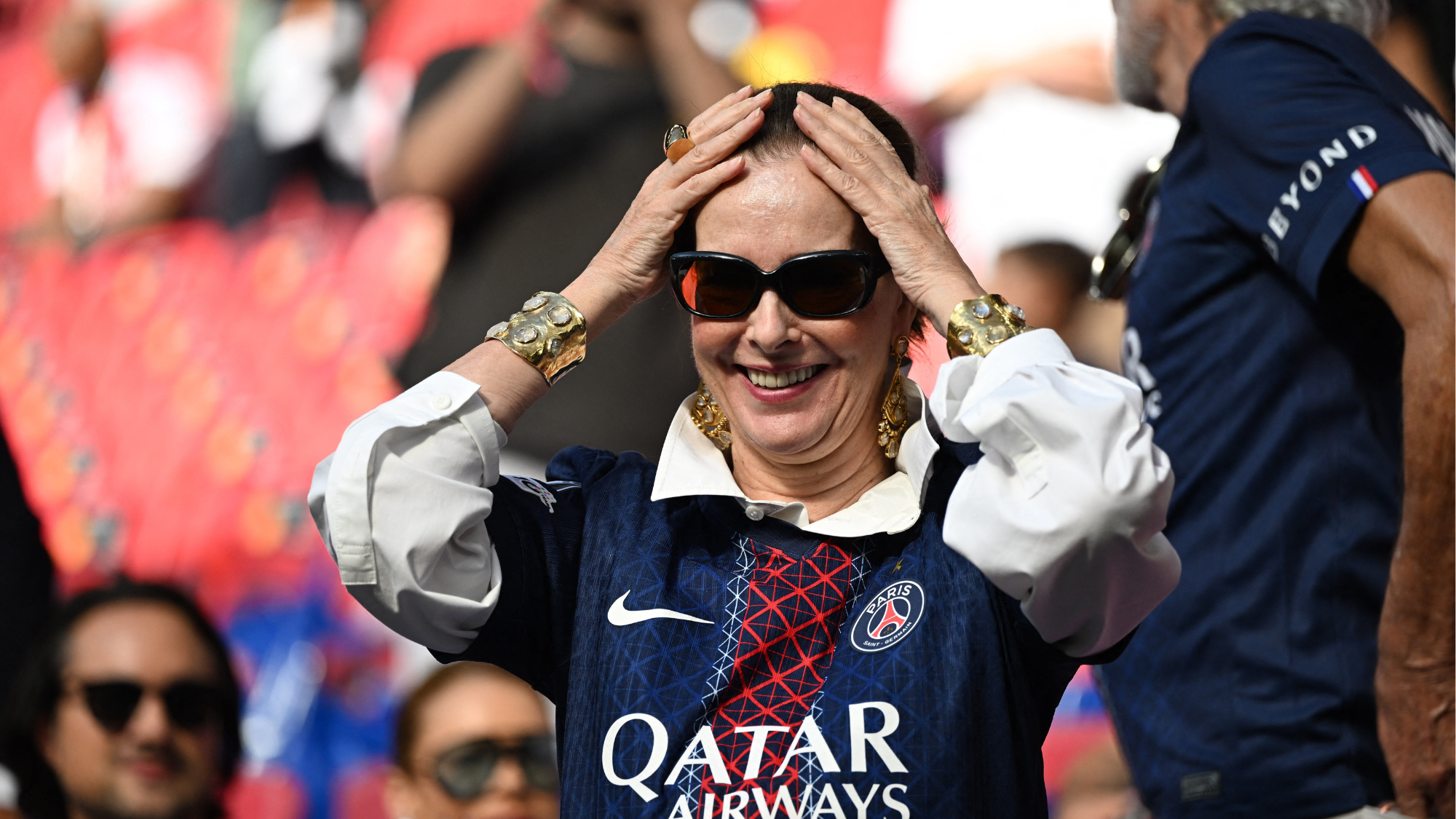 Adieu la robe bohème : sous son maillot du PSG, Carole Bouquet (68 ans ...