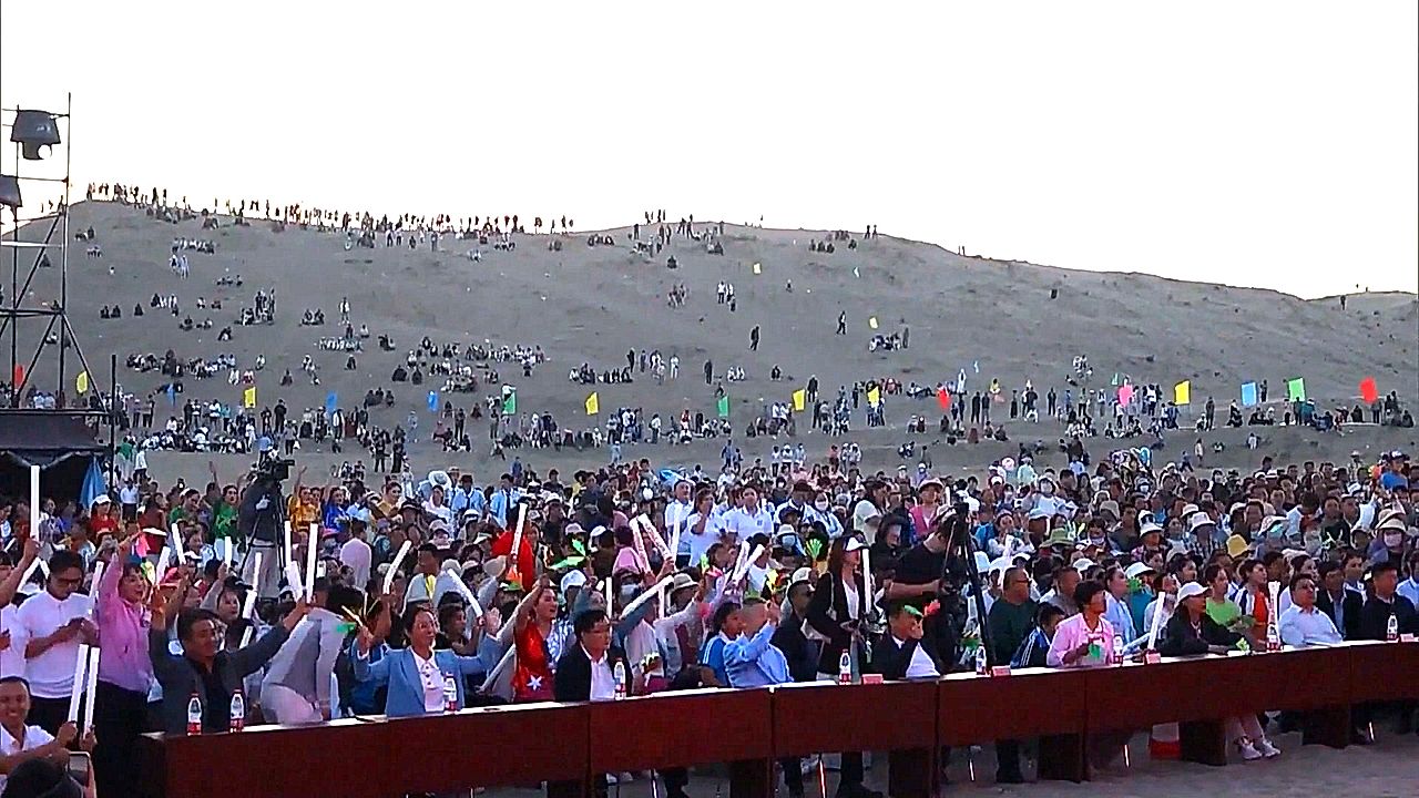 Desert resort drawing thousands of curious tourists in China