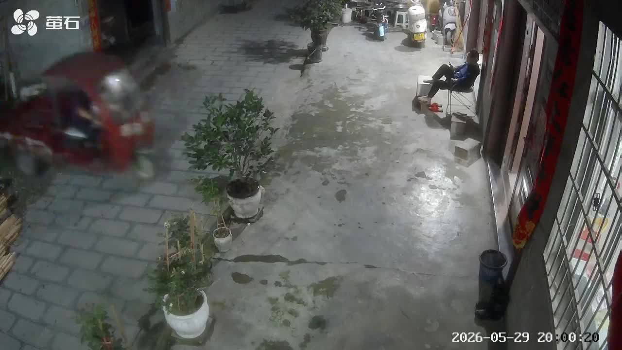 Tricycle crashes through doorway into house in Guizhou, China