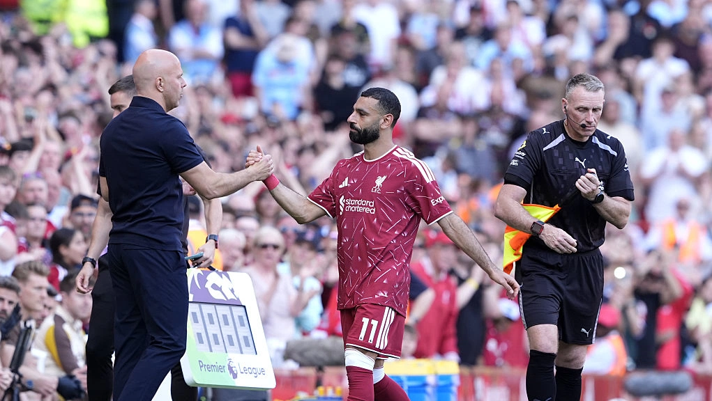 Van Dijk leads tributes after Slot’s sudden Liverpool exit