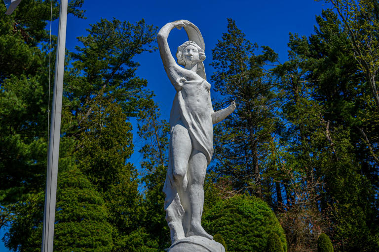 Who is the Greek goddess greeting visitors at Rhodes on the Pawtuxet?