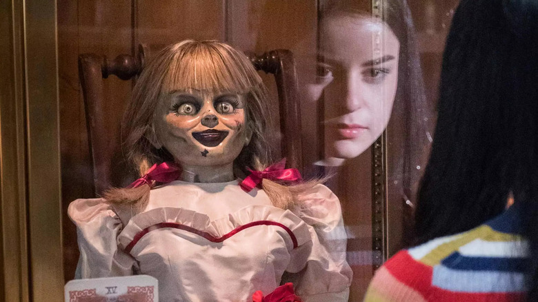 The scariest scene in Annabelle Comes Home jumps out of a creepy ...
