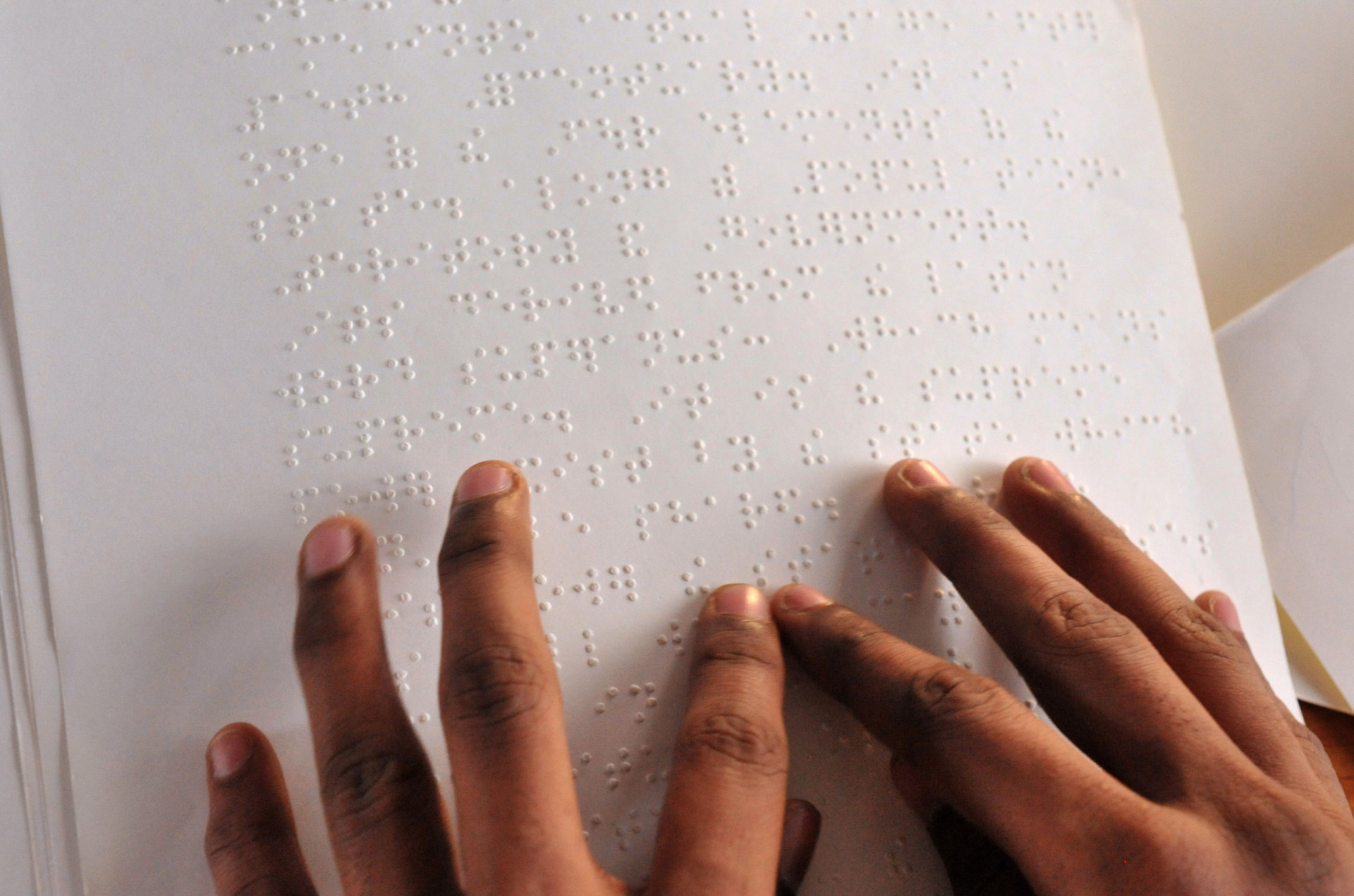 How do deafblind people learn and communicate?