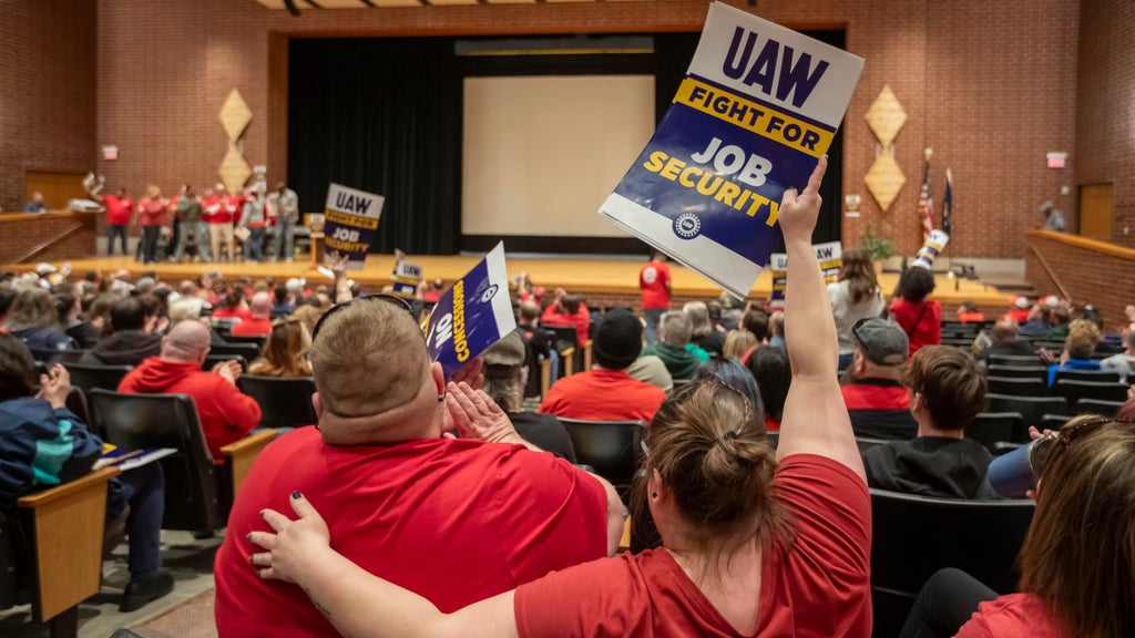 UAW Local 2093 begins strike at American Axle in Three Rivers