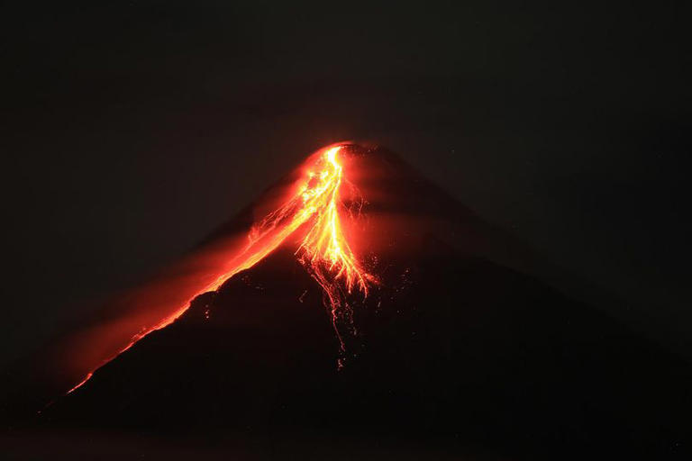 Space boffin breaks silence on 'UFO' spotted soaring out of erupting ...