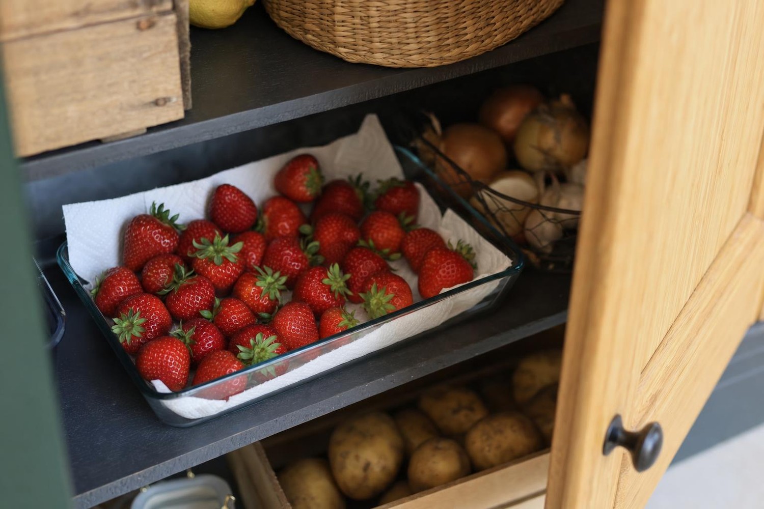 Arrêtez de mettre vos fraises au frigo : voici l'endroit secret de ...