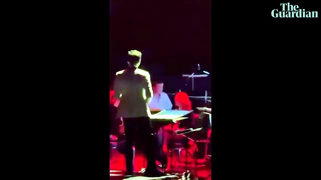 Un spectateur remplace un musicien pendant un ciné-concert de « La La ...