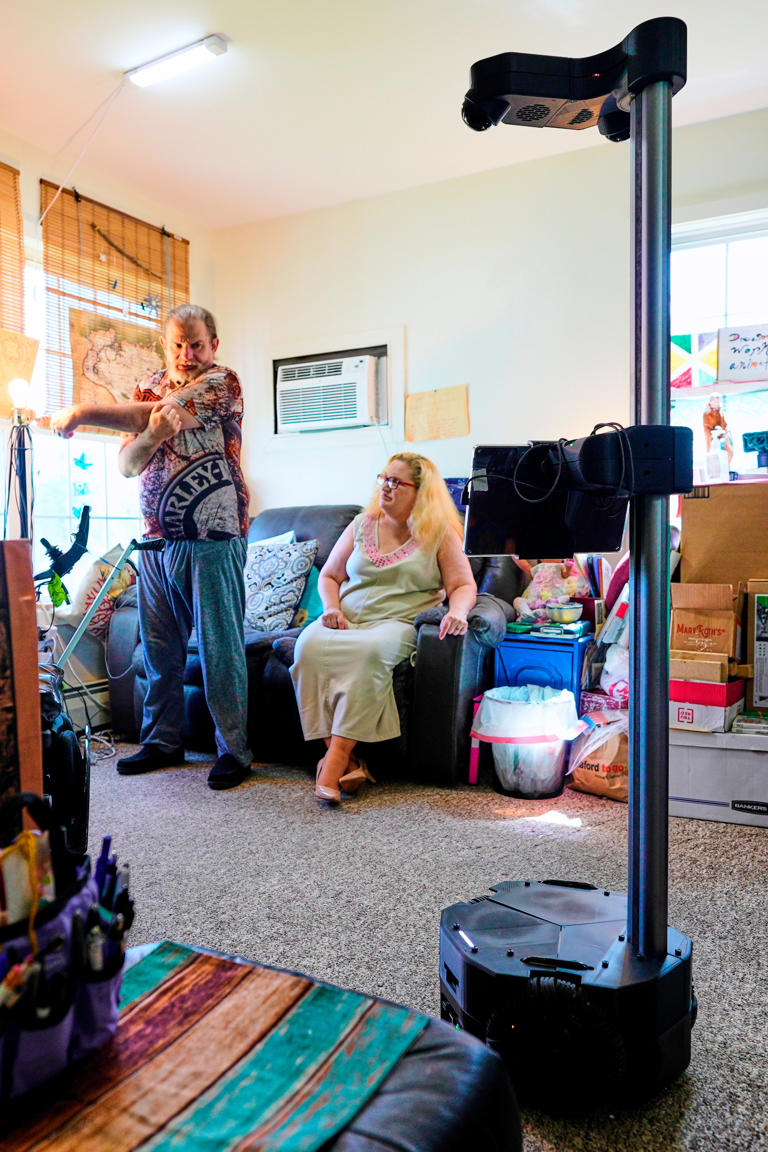 Googly-eyed robot gives dementia-stricken husband his freedom back