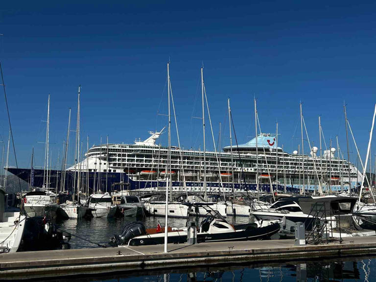 Dev gemi 2 bin500 yolcusu ile Marmaris Limanı’na demirledi