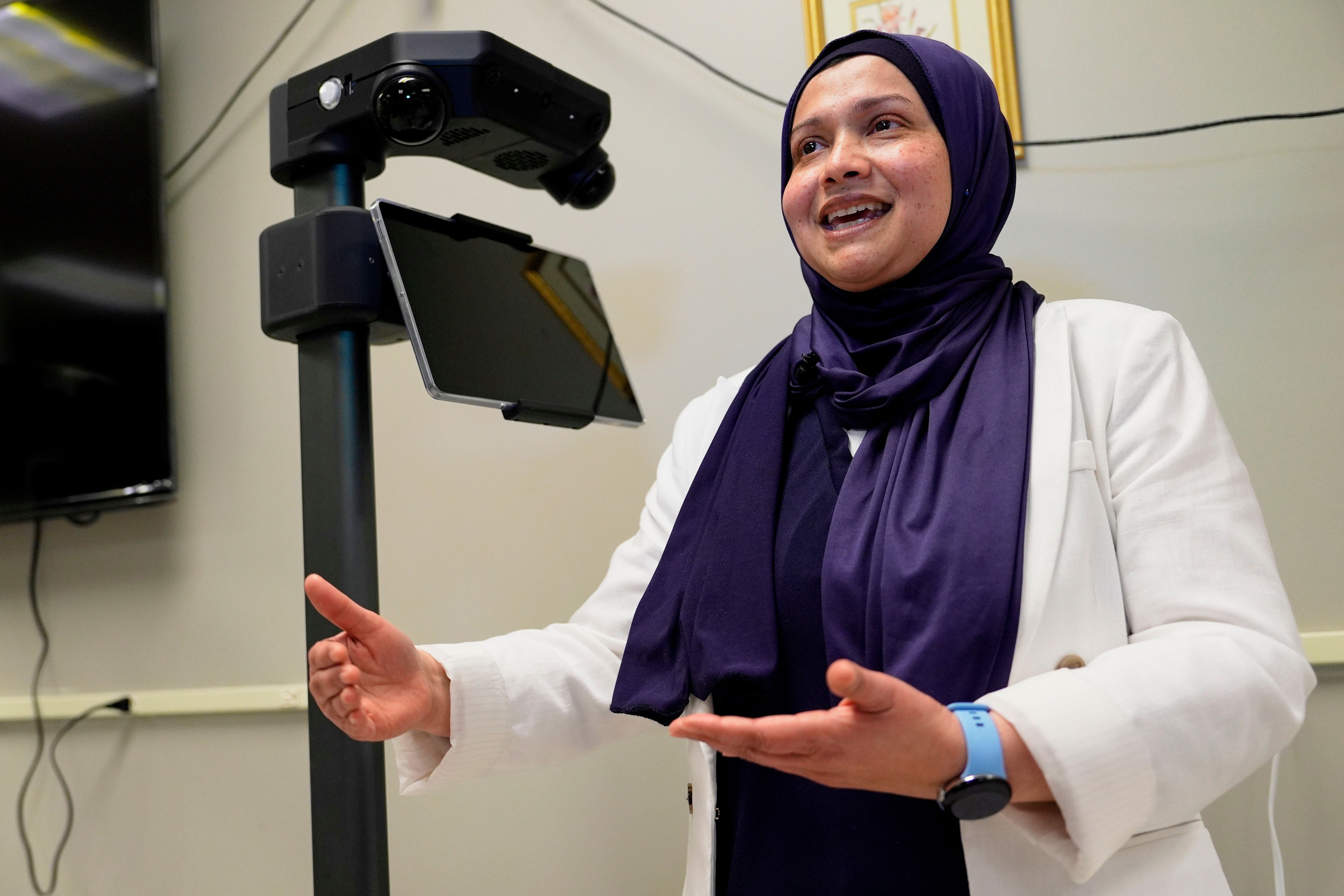 Googly-eyed robot gives dementia-stricken husband his freedom back