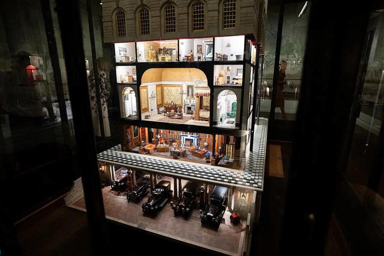 Inside Queen Mary's dolls' house: The 1:12 scale working home at ...