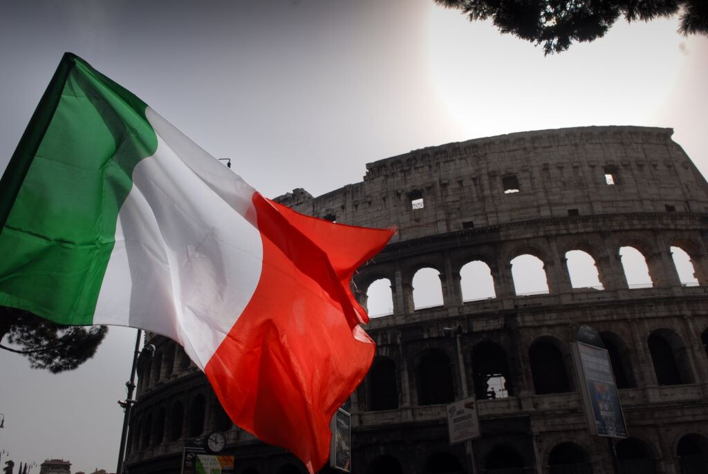 Per la festa della Repubblica il Colosseo sarà avvolto da un gigantesco ...