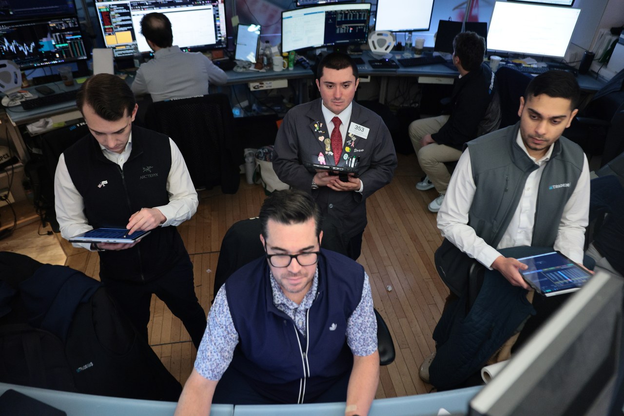 US stocks mixed as Middle East tensions weigh