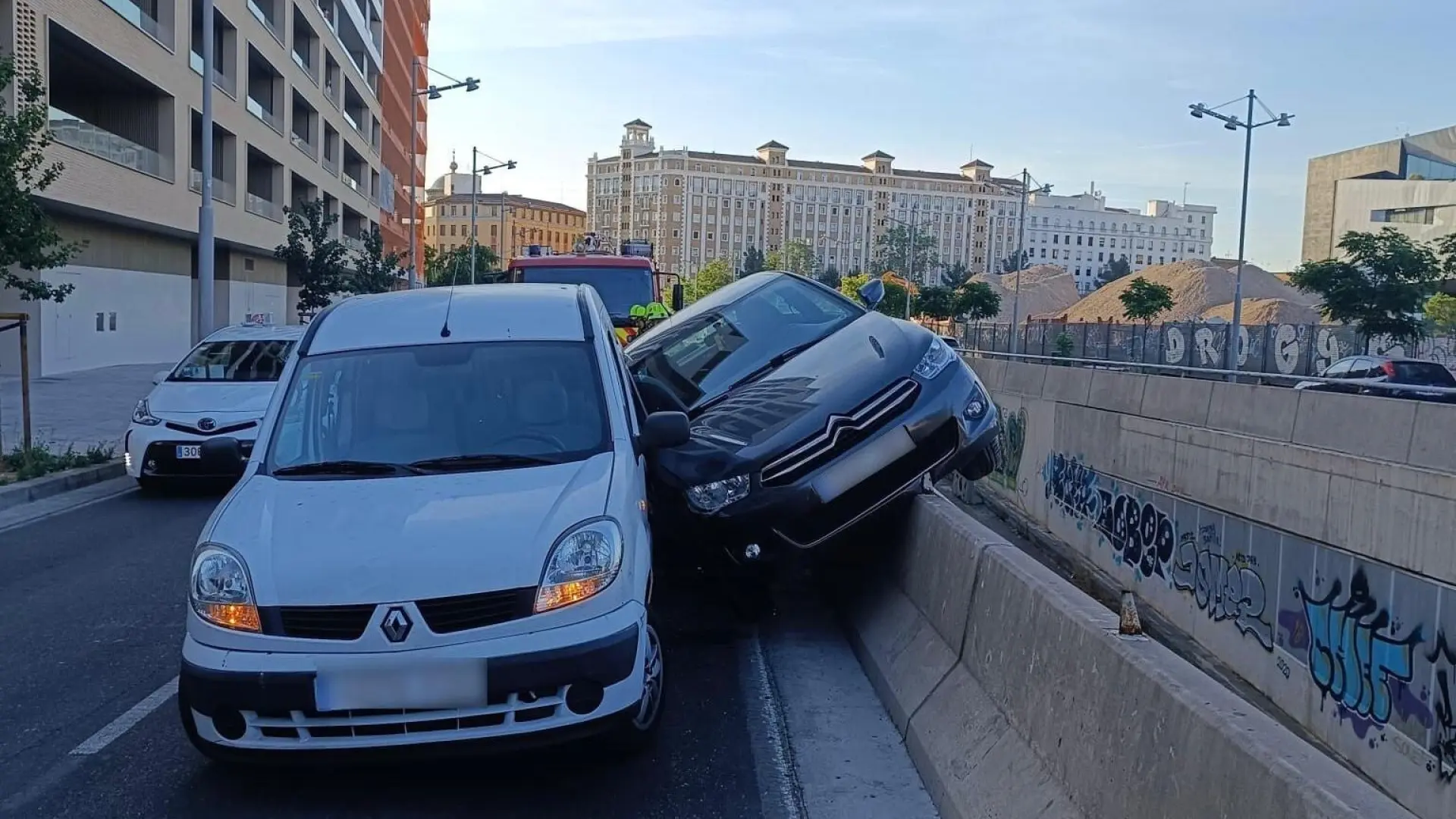 Dos accidentes matutinos provocan atascos y tráfico lento en Zaragoza