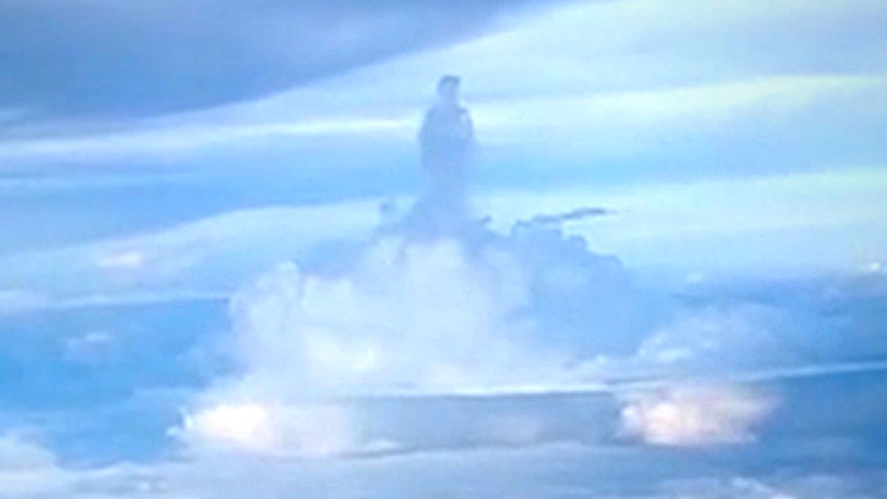 Plane passengers stunned by Buddha-like cloud formation