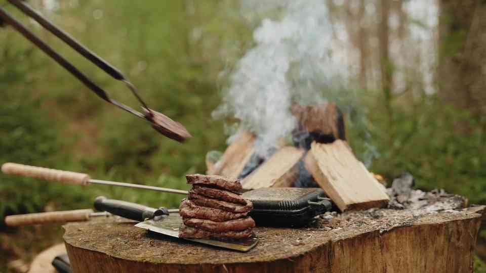 Pure love: Sizzling meat, crispy bacon, and the perfect steak