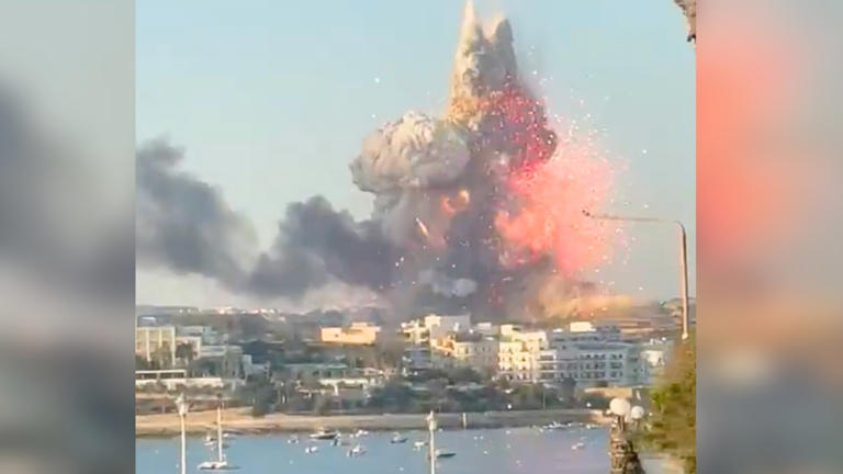 Gigantische Rauchwolke: Feuerwerkfabrik explodiert auf Malta