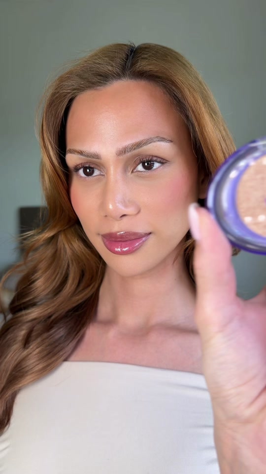 Calvin Klein highlighter that gives the perfect glow