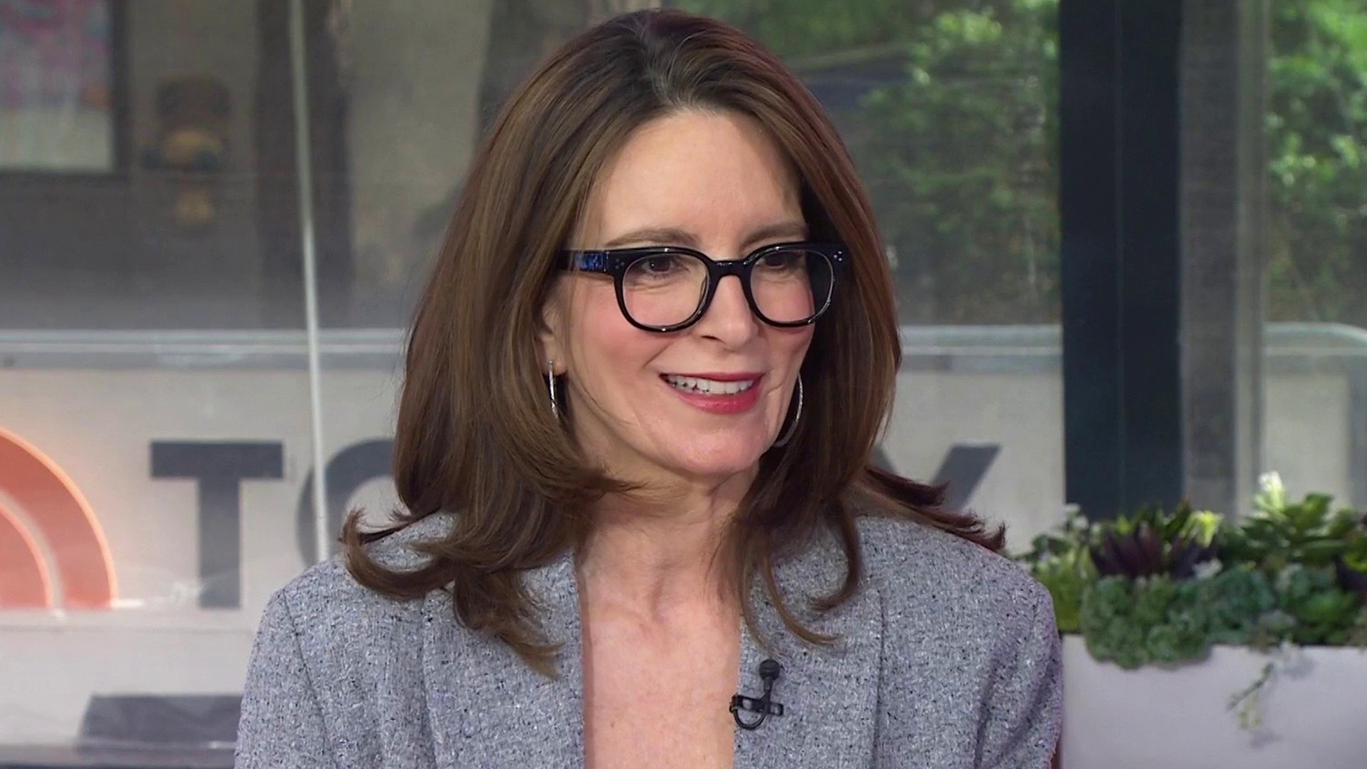 Tina Fey talks 'Four Seasons' S2, cursing on 'SNL UK,' NY Knicks