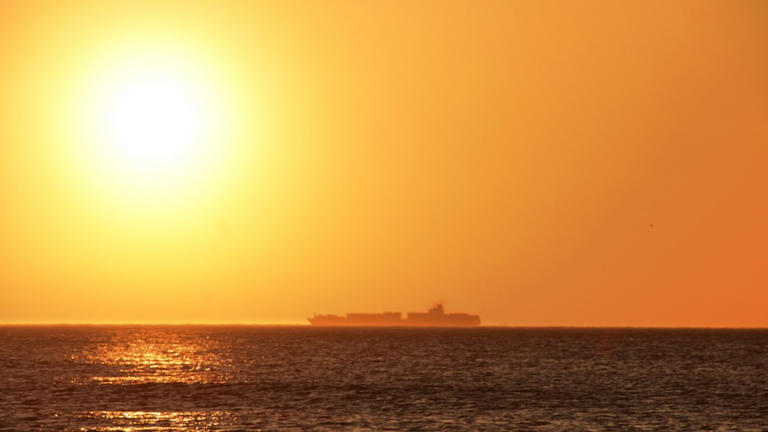 Oil surges over 7% as Iran halts US talks and threatens total Hormuz ...