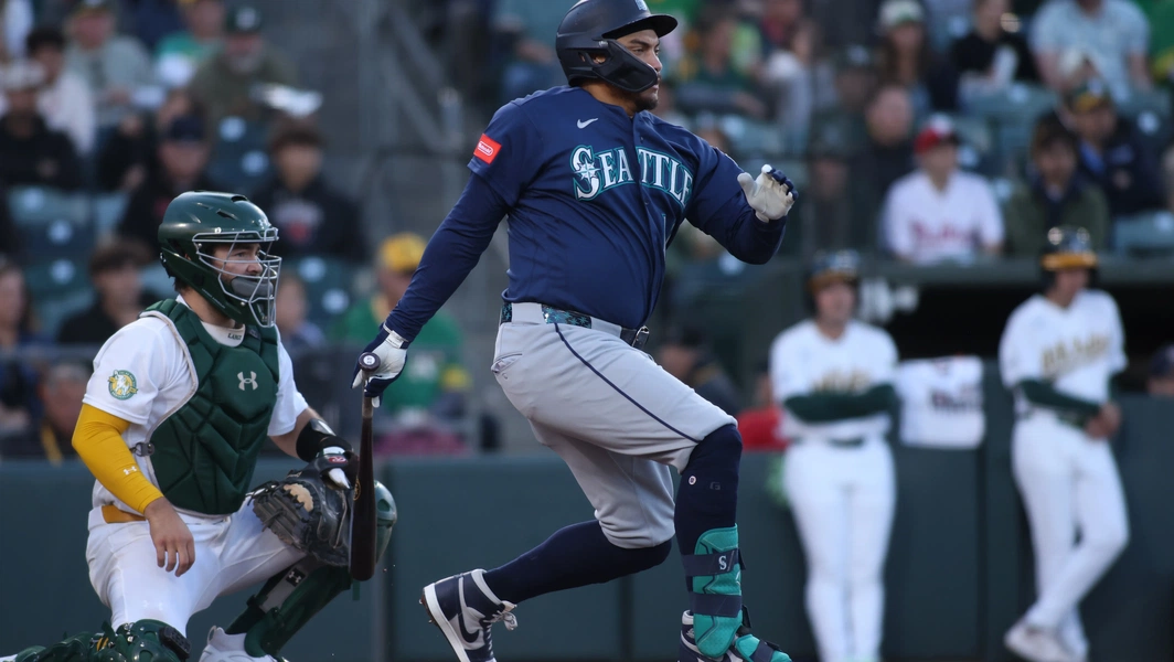 Mariners extend win streak to six, lead AL West