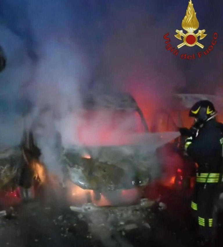 Sette furgoni di una ditta di consegne in fiamme a Fiumicino, indagini ...