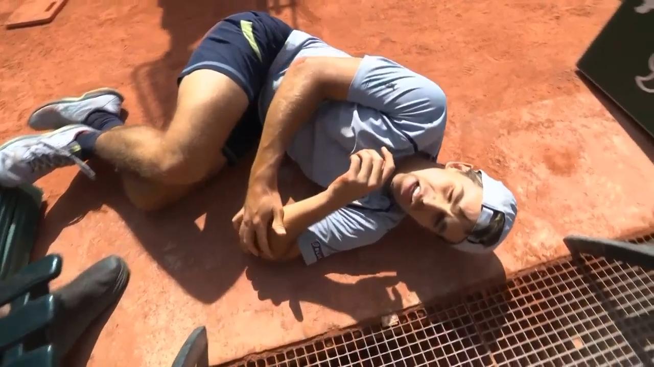 Moment: Svajda collides with umpire's chair during Cobolli match