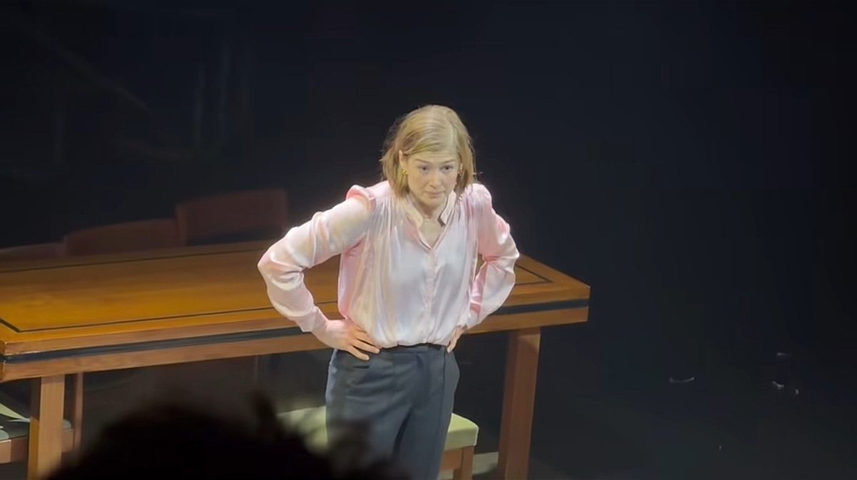 Audience member left stunned after Rosamund Pike blasts texting fan ...