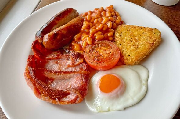 Americans try full English breakfast for their first time and shares ...